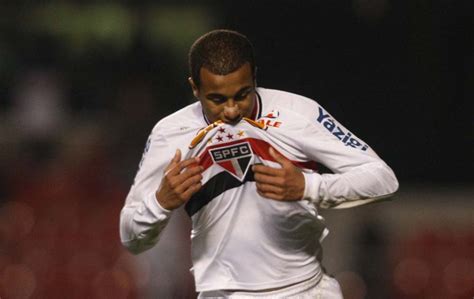 Lucas comemora boa fase e não descarta artilharia do Brasileiro SPFC
