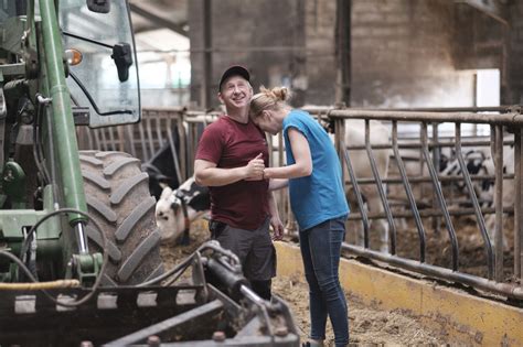 Rolnicy Podlasie Romantyczne mycie obory Świat Seriali w INTERIA PL