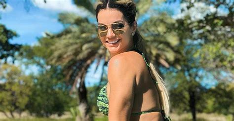 Kelly Key empina bumbum gigante de biquíni fio dental à beira da piscina