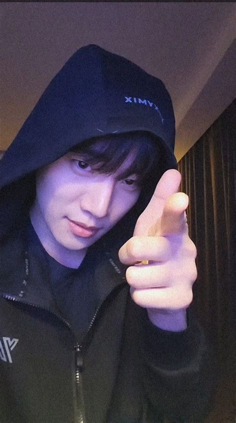 Lee JunHo Livestream Instagram 030222 trong 2024 Diễn viên Diễn