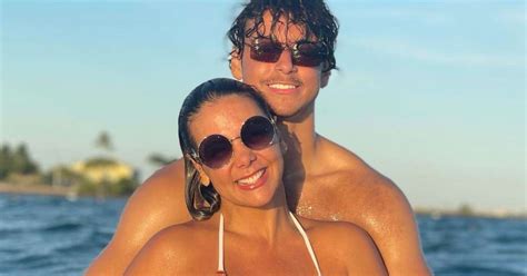 Filho de Carla Perez se exibe na internet e mãe reage Bota uma roupa