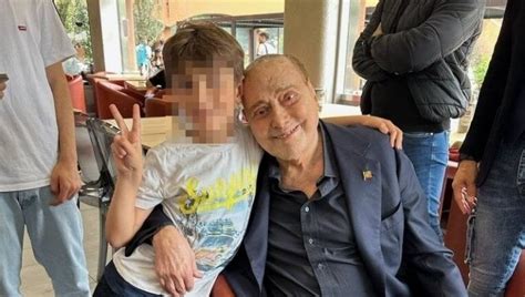 L Ultima Foto Di Berlusconi Venerd Pomeriggio Al Bar Di Milano E