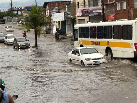 Chuva alaga ruas aumenta cratera e água invade prédios públicos em