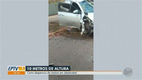 Motorista perde o controle da direção e despenca carro de viaduto