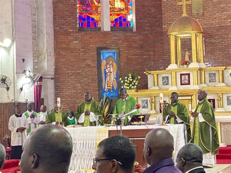 La Catho Saint Jérôme de Douala 𝐌𝐞𝐬𝐬𝐞 𝐝𝐞 𝐫𝐞𝐧𝐭𝐫é𝐞 𝐚𝐜𝐚𝐝é𝐦𝐢𝐪𝐮𝐞 𝟐𝟎𝟐𝟒 𝟐𝟎𝟐𝟓