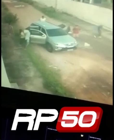 Vídeo mostra bandidos tomando Hilux de assalto na zona leste RP50
