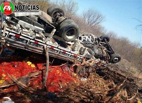 Caminhão carregado frutas desce a pista e tomba em município do