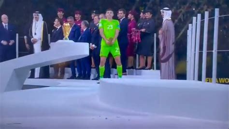 No lo quieren En Francia piden a FIFA sacarle el premio que recibió