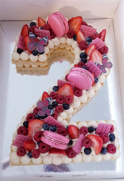 Number cake 2 fraise fruits rouges Gâteaux aux numéros Friandises d