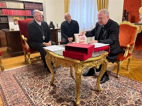 Tradução brasileira da 3ª edição do Missal Romano é entregue à Santa Sé