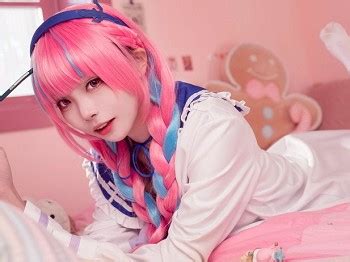 Coser小姐姐艾西Aiwest湊阿库娅主题私房性感学生装配白丝袜秀完美身材诱惑写真55P Xiuren biz