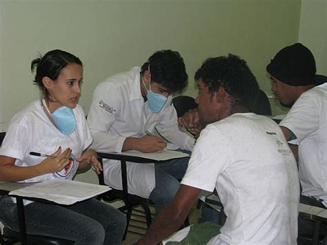 IDTECH Moradores de rua são atendidos por voluntários do Projeto