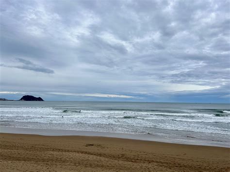 Tiempo de hoy al mediodía en la playa de Zarautz Con mucha eitb