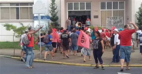 G1 Famílias ocupam prédio da prefeitura de Sapiranga no RS