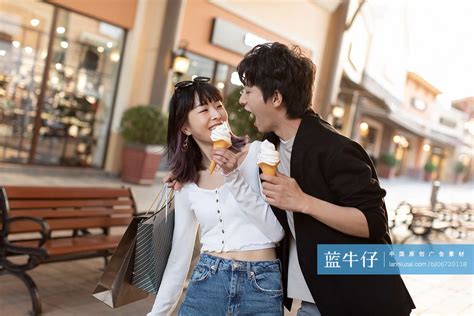 快乐的年轻情侣逛街约会 蓝牛仔影像 中国原创广告影像素材