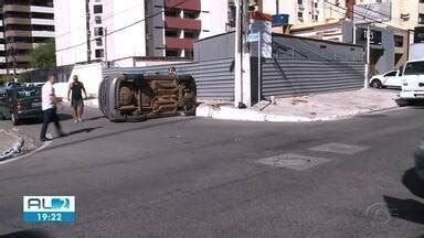 Al Tv Edi O Carro Capota Ap S Ser Atingido Por Outro Ve Culo Na