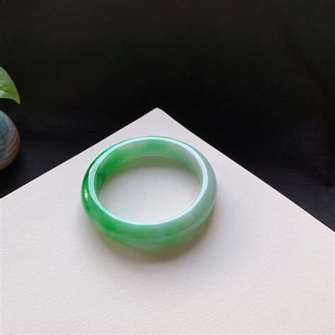 细糯种辣阳绿正圈手镯53mm 翡翠王朝