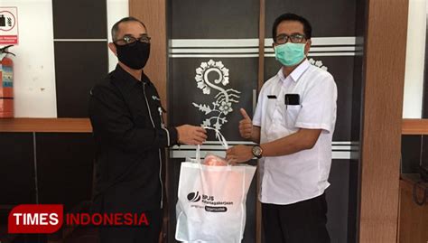Sambut New Normal BP Jamsostek Banyuwangi Salurkan APD Dan Vitamin