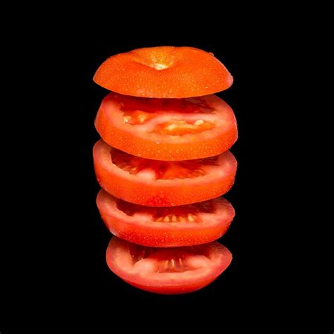 Concepto Creativo Con Tomate Volador Rodajas De Tomate Rojo Aislado