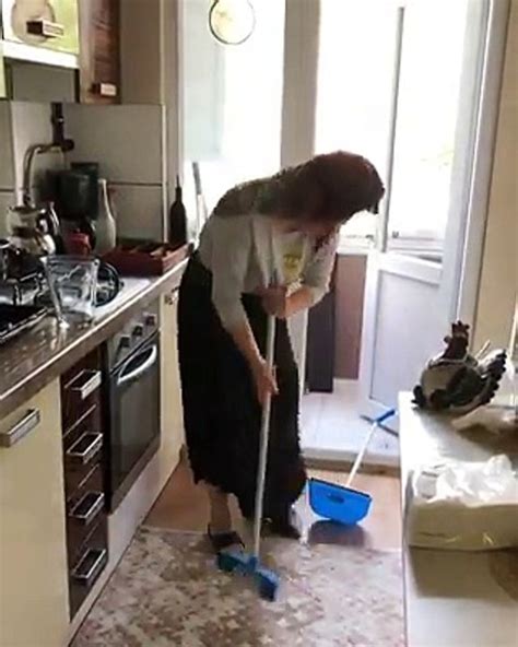 Temizlik yapan annenin kızına sövmeleri Dailymotion Video