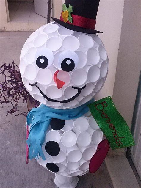 Muñeco de nieve para Navidad hecho con vasos desechables Artesanía de
