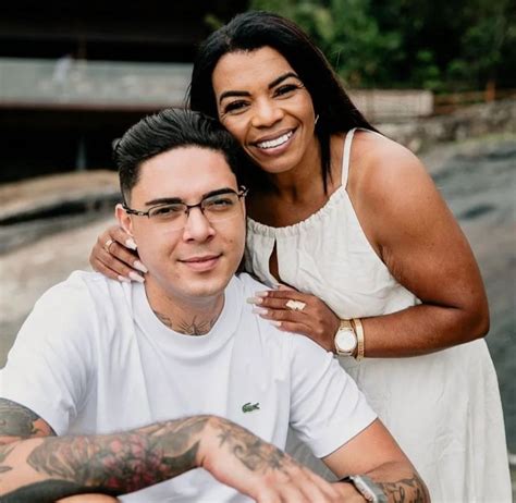 Mãe de MC Kevin se casa produtor musical 11 anos mais jovem