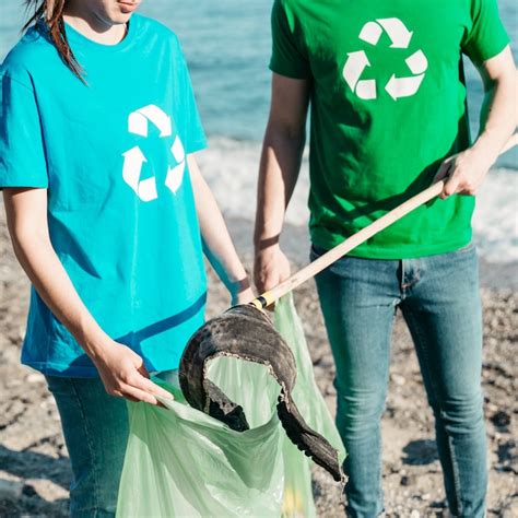 Voluntários coletando lixo na praia Foto Grátis