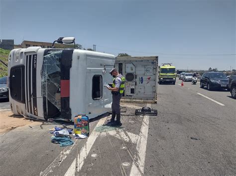 Caminhão carregado frango tomba na D Pedro I em Campinas e causa