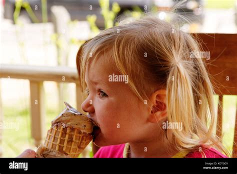 Fille Mangeant Une Glace Banque De Photographies Et Dimages Haute
