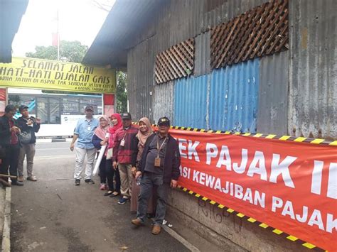 UPPRD Pasar Rebo Dalam Kegiatan Pemasangan Tanda Tunggakkan Objek PBB