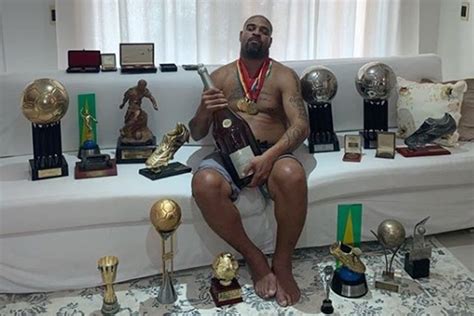 Sem camisa Adriano Imperador mostra sofá de troféus Obrigado