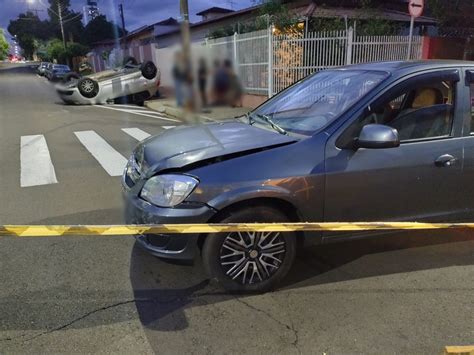 Carro capota depois de batida na região do Tiro de Guerra São Carlos