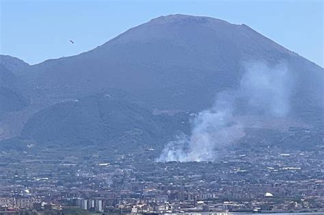 Secondo Incendio Sul Vesuvio In Due Giorni Colonna Di Fumo Visibile