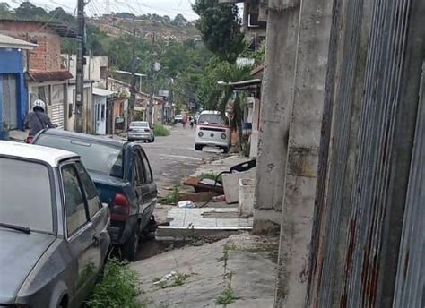 Imagens fortes Homem é executado e tem corpo largado em frente de casa