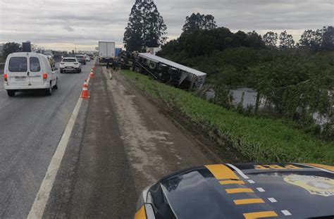 Caminhão tomba na BR 101 e causa congestionamento em Porto Belo