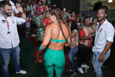 Foto Paolla Oliveira cai no samba em último ensaio da Grande Rio no