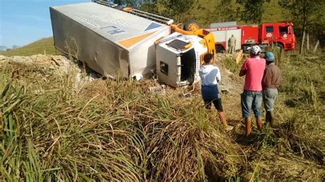 Jovem morre após caminhão tombar na RJ 186 em Santo Antônio de Pádua