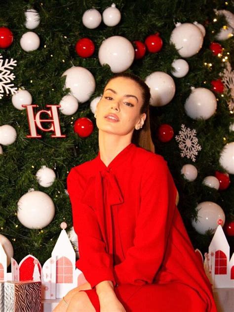 Belo Look De Camila Queiroz Vestido Vermelho
