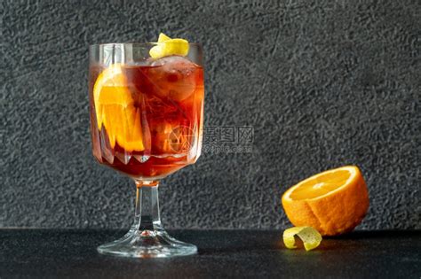 一杯美式鸡尾酒加橙片和柠檬芝士高清图片下载 正版图片306537999 摄图网