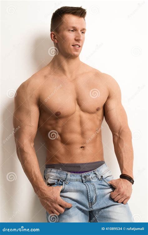 Individuo Hermoso Con El Cuerpo Perfecto Foto De Archivo Imagen De