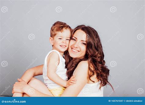 Mama Spielt Mit Jungem Sohn Und Lacht Freude Stockbild Bild Von