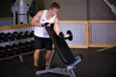 Curl de bíceps con apoyo en banco inclinado Musculación Total