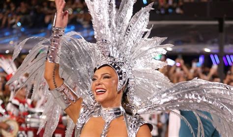 Paolla Oliveira deixa corpo todo à mostra em fantasia ousada e é ovacionada