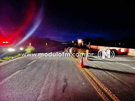 Motorista perde o controle na curva e caminhão tomba na BR 146 em Serra