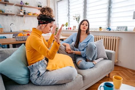 8 Types Of Toxic Friends According To Psychotherapists Parade