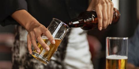 Cómo servir cerveza Aprende cómo servir cerveza bien
