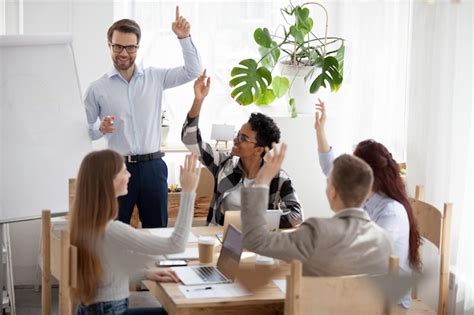 Entrenador O Mentor De Negocios Masculino Milenario Que Brinda