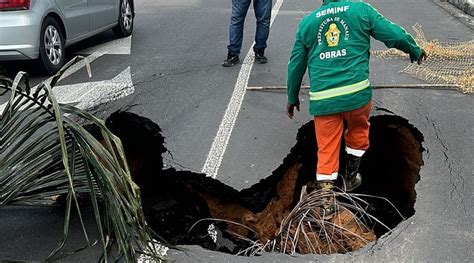 Cratera se abre e trecho da Avenida Torquato Tapajós é interditado em