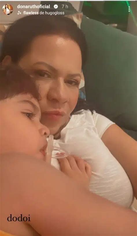 Filho de Murilo Huff e Marília surge no colo da avó dodói