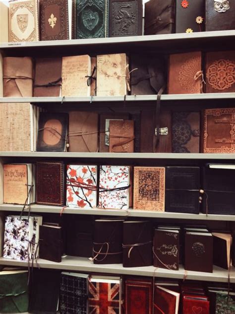En algunas librerias de España envuelven libros en papel y los ponen en